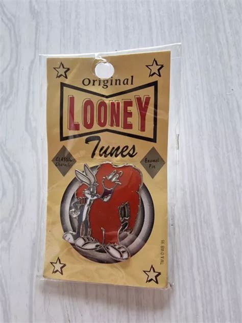 WARNER BROS GOSSAMER Bugs Bunny Enamel Badge Pin Looney Tunes New