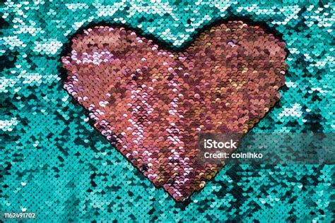 청록색 배경에 스팽글로 만든 산호 하트 샤이니 패브릭 텍스쳐 1980 1989 년에 대한 스톡 사진 및 기타 이미지 1980 1989 년 금속의 나이트클럽 Istock