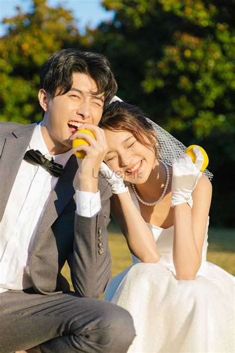 야외 커플 장난 웨딩 사진 사진 무료 다운로드 Lovepik