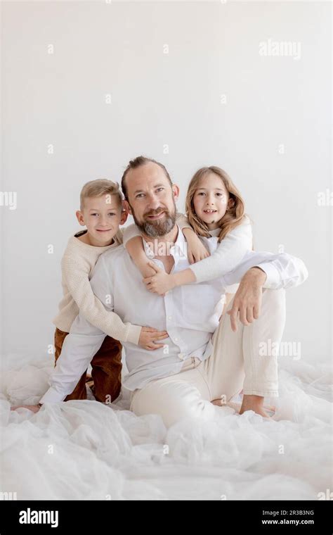 P Re Avec Son Fils Et Sa Fille Assis Devant Le Mur Photo Stock Alamy