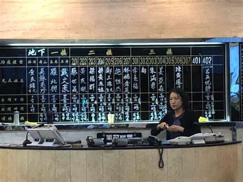 「看現場」金庸葬禮舉行，劉德華余秋雨等名人送去花圈 每日頭條