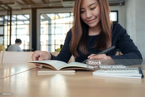 카페에 테이블에 빈 노트에 쓰고 아름 다운 아시아 여자의 근접 촬영 이미지 경영자에 대한 스톡 사진 및 기타 이미지 경영자