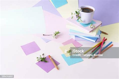 파스텔 색상의 컬러 종이 배경에 대한 책 커피 한 잔 연필 메모장 및 벚꽃 나뭇 가지 테이블 위에 종이에 대한 스톡 사진 및