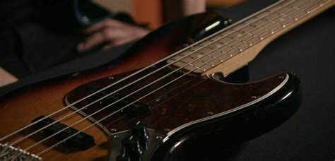 How To Change Strings On A Bass Guitar Practical Guide Muziker