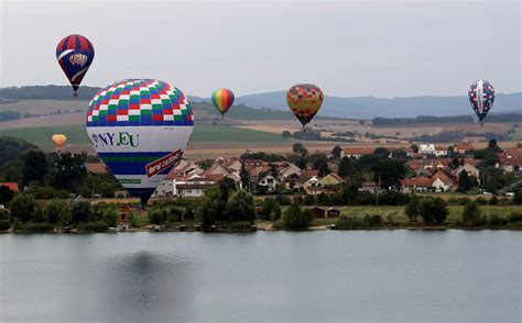 صور بالونات الهواء الساخن تزين سماء التشيك ضمن بطولة المناطيد اليوم