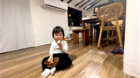 아기 먹방 콘칩 과자 먹기 삼촌 이모네 놀러가서 등돌리고 혼자 먹는 22개월 아기 Youtube