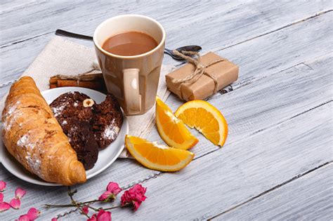 초콜릿 케이크와 회색 나무 배경 옆에 오렌지 크로 핑크 꽃잎 텍스트에 대 한 여유 공간을 뿌 렸 다 개념에 대한 스톡 사진 및 기타 이미지 Istock