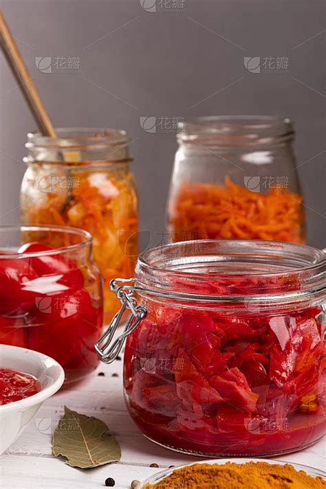 家庭烹饪发酵蔬菜在罐子和盘子的特写素材 花瓣网