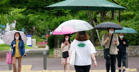 연휴 둘째 날에도 빗방울 전국 곳곳 흐리고 비 온다