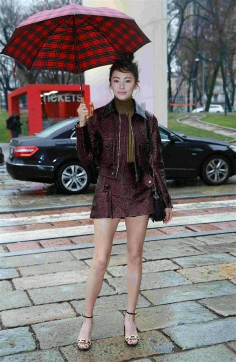 张雨绮高调晒时尚大片，穿长丝巾配阔腿裤现好身材，真的是太美了气质