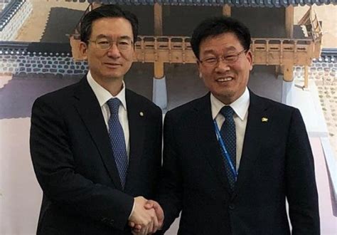 포토뉴스 정성호 의원 만난 조인묵 양구군수 파이낸셜뉴스
