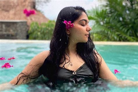 Ahaana Krishna അനിയത്തിമാർക്കൊപ്പം റിസോർട്ടിൽ അവധിക്കാലം