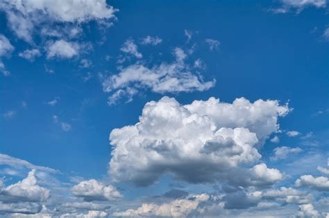 白い積雲の青い夏空雲の自然背景を持つ青空 ふわふわのストックフォトや画像を多数ご用意 ふわふわ カラー画像 人物なし Istock