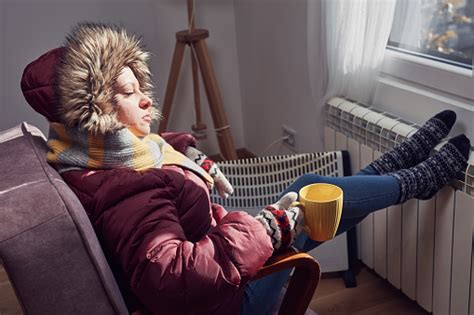 추운 겨울날 실내에서 재킷 스카프 손 장갑을 낀 여자 에너지 및 가스 위기 차가운 방 난방 문제 가을에 대한 스톡 사진 및 기타