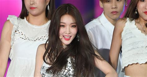 청하 각선미 강조한 옆트임 무대의상 포토엔hd