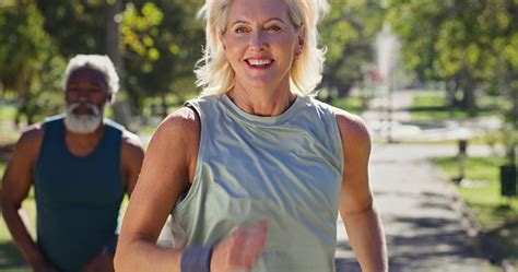 공원 커플 자기 관리 웰빙 및 건강을 위한 피트니스로 달리기에 행복합니다 성숙한 사람 인종 간 미소 또는 운동과 운동의 관계에서 야외 조깅에 만족 2명에 대한 스톡 사진 및