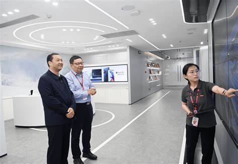 杜海洋调研高科技制造企业社区提供全生命周期企业服务为迈向世界光谷稳基固石 的发展 武汉产业基地 创新