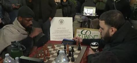 နာရီ ၆၀ ကြာဆက်တိုက် စစ်တုရင်ကစားပြပြီး ကမ္ဘာ့ဂင်းနစ်စံချိန်ချိုးဖျက်ခဲ့တဲ့ နိုင်ဂျီးရီးယား ချန်ပီယံ