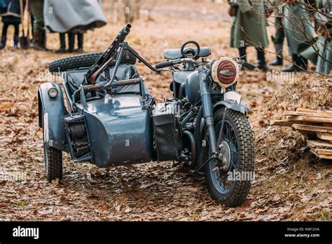 Vecchio Tricar Three Wheeled Moto Con La Mitragliatrice Sul Sidecar