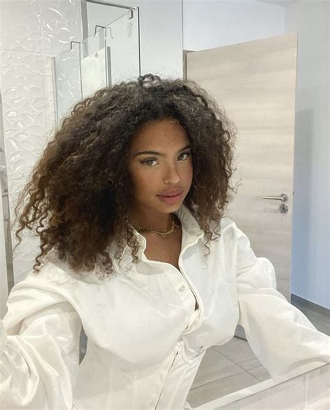 𝐏𝐚𝐨𝐥𝐚 𝐋𝐨𝐜𝐚𝐭𝐞𝐥𝐥𝐢 Curly Girl Hairstyles Curly Hair Styles Naturally Light Skin Girls