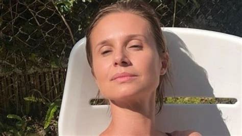 Posto foto de biquíni só para Paula Burlamaqui dá explicação sincerona para cliques do