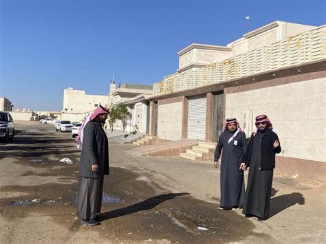 بالصور رئيس بلدية طريف يقف ميدانياً على أعمال سفلتة الشوارع الداخلية