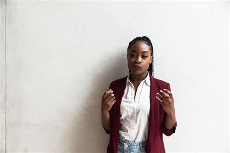 젊은 아프리카 계 미국인 프리랜서 비즈니스 여성은 상사 및 관리자와 직원 회의에 참석하기 전에 호흡 운동을합니다 외국인 또는 교환 학생은 직장이나 시험 전에 집중합니다