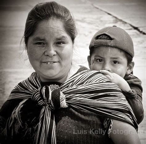 Madre E Hijo Se Preparan Para Ir Al Mercado Madre E Hija Personas Reales Hijos