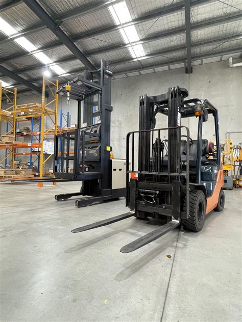 Stock Picker Order Picker Vs Forklift Know The Key Differences