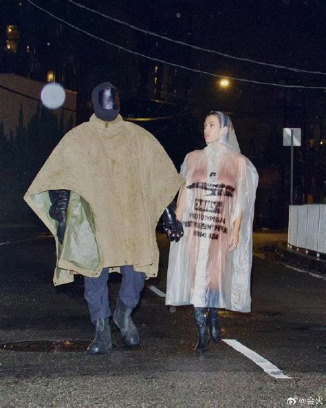侃爷与妻子bianca Censori 淋雨行走在la街头侃爷新浪新闻