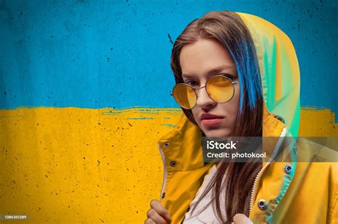 우크라이나 국기 배경에 노란색 비옷과 둥근 색상 안경을 입고 젊은 여자 광고에 대한 스톡 사진 및 기타 이미지 광고 기 나이트클럽 Istock