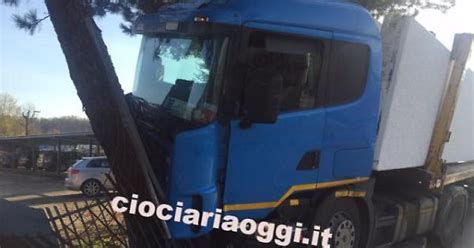 Spettacolare Incidente Sulla Monti Lepini Tir Si Schianta Contro Un