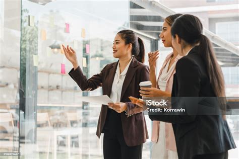 스티커 메모에 대한 아이디어를 논의하는 세 명의 여성과 협업 비즈니스 회의 그들은 적극적이고 집중하며 현대적인 사무실 공간에서 팀워크와 창의성을 보여줍니다 25 29세에