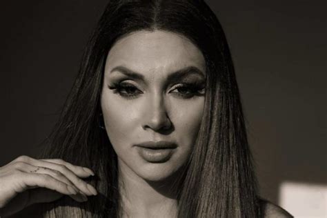 Juju Salimeni Posa De Topless E Reflete Nunca Fui Santa