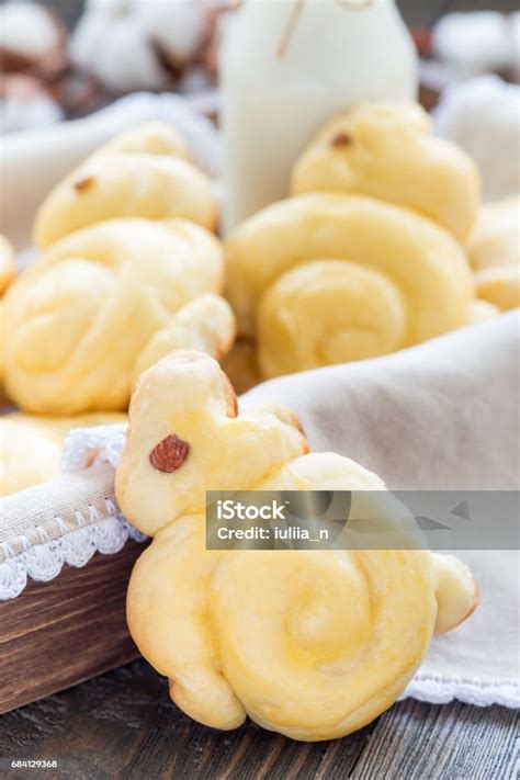 나무 상자에 우유 한 병과 함께 제공되는 토끼 모양으로 만든 수제 달콤한 빵 수직 클로즈업 0명에 대한 스톡 사진 및 기타