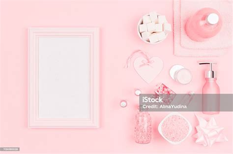 분홍색 배경에 텍스트 및 광고에 대 한 빈 나무 프레임과 현대 소녀의 스타일에 욕실 건강과 위생을 위한 화장품 제품 0명에 대한