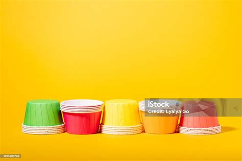 노란색 배경에 머핀과 컵 케이크를위한 여러 가지 색의 종이 몰드 0명에 대한 스톡 사진 및 기타 이미지 0명 귀여운 노랑