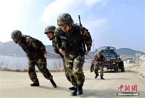 湖北武警魔鬼周训练 挑战极限锤炼尖兵 手机凤凰网