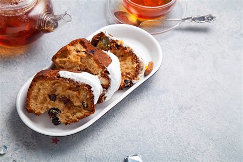 말린 과일과 럼과 설탕 유약에 배어 전통적인 크리스마스 케이크 조각 축제 장식으로 크리스마스 배경입니다 복사 공간 가로 구성입니다 축하에 대한 스톡 사진 및 기타 이미지