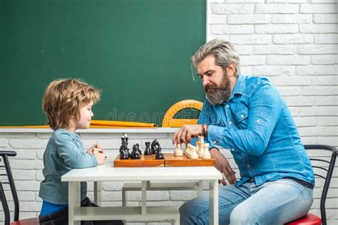 Padre Enseñando a Su Hijo a Jugar Al Ajedrez Estrategia De Ajedrez