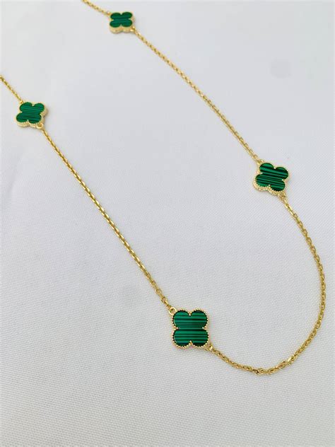 Colar Trevo Longo Malaquita Em Banho Ouro 18K Fina Semijoias