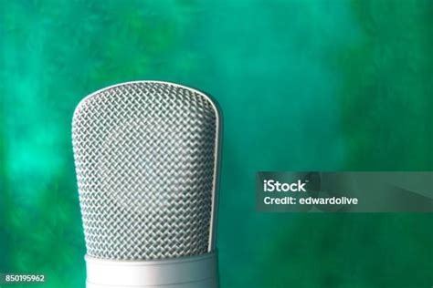 대형 다이어 프 램 콘덴서 스튜디오 녹음 음성 마이크 프로 Voiceovers 노래 하 고 더빙을 기록 하 0명에 대한 스톡 사진 및 기타 이미지 Istock