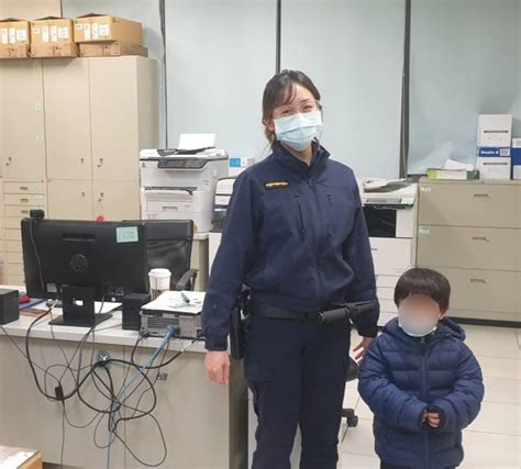 男童造勢晚會走失 中和溫柔女警暖心陪伴等爸爸