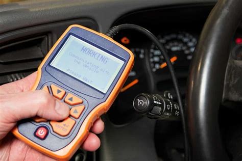 Cómo comprobar los códigos de la luz del motor sin un escáner Mundicoche