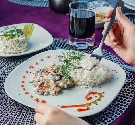 Molho Cremoso De Cogumelos Com Frango E Arroz E Endro Foto Grátis