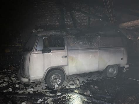 Forquilhinha Quatro Carros E Um Trator Ficam Destruídos Em Incêndio Na