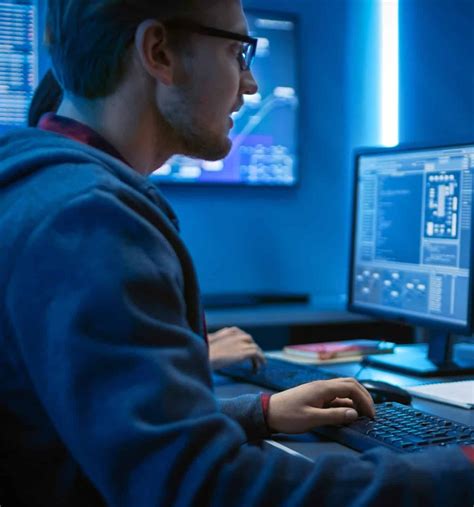 Smartmaleitprogramerworkingondesktopcomputersoftwaredevelopment Onemax