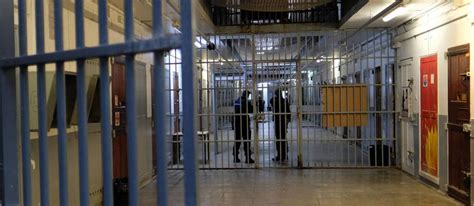 法国再现越狱事件 两兄弟凿穿囚室天花板顶逃跑 越狱 囚室 囚犯 新浪新闻