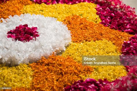 ดอกไม้ Rangoli สําหรับ Diwali หรือ Pongal หรือเทศกาลฮินดูใด ๆ โดยใช้ดอก