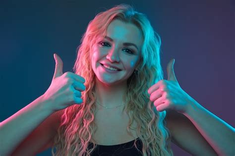 Retrato de mujer joven caucásica sobre fondo degradado en luz de neón modelo de mujer hermosa